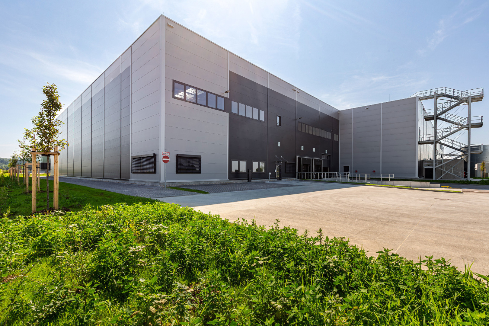 Miss Pompadour eröffnet Logistikzen... - diy online